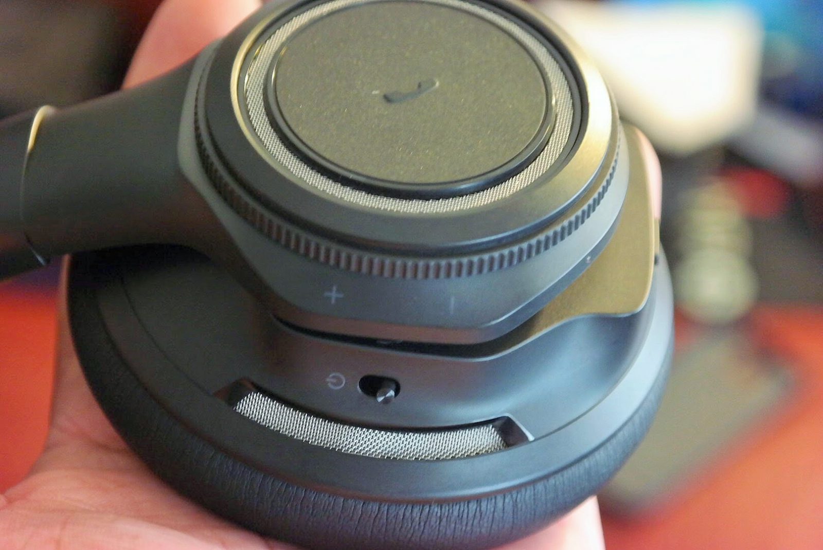 Plantronics BackBeat PRO Wireless Headphones Review – right ear cup ...