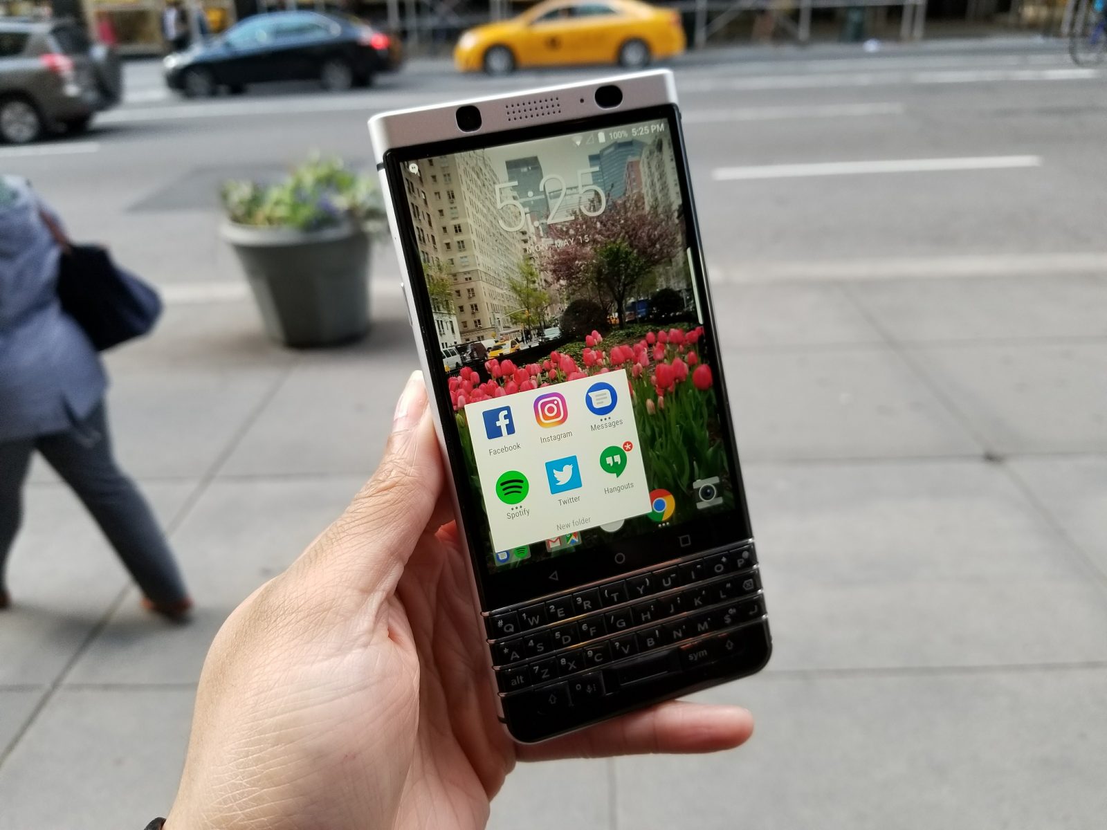 BlackBerry KEYone Review – Android App Folder – Cruz – TechWeLike