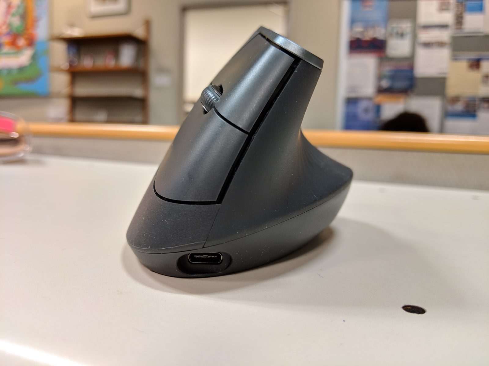 USB-C Port – Logitech MX Vertical Mouse Review (3) – TechWeLike