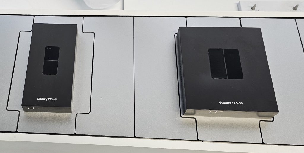 Samsung Galaxy Z Flip Fold 5 packaging – TechWeLike