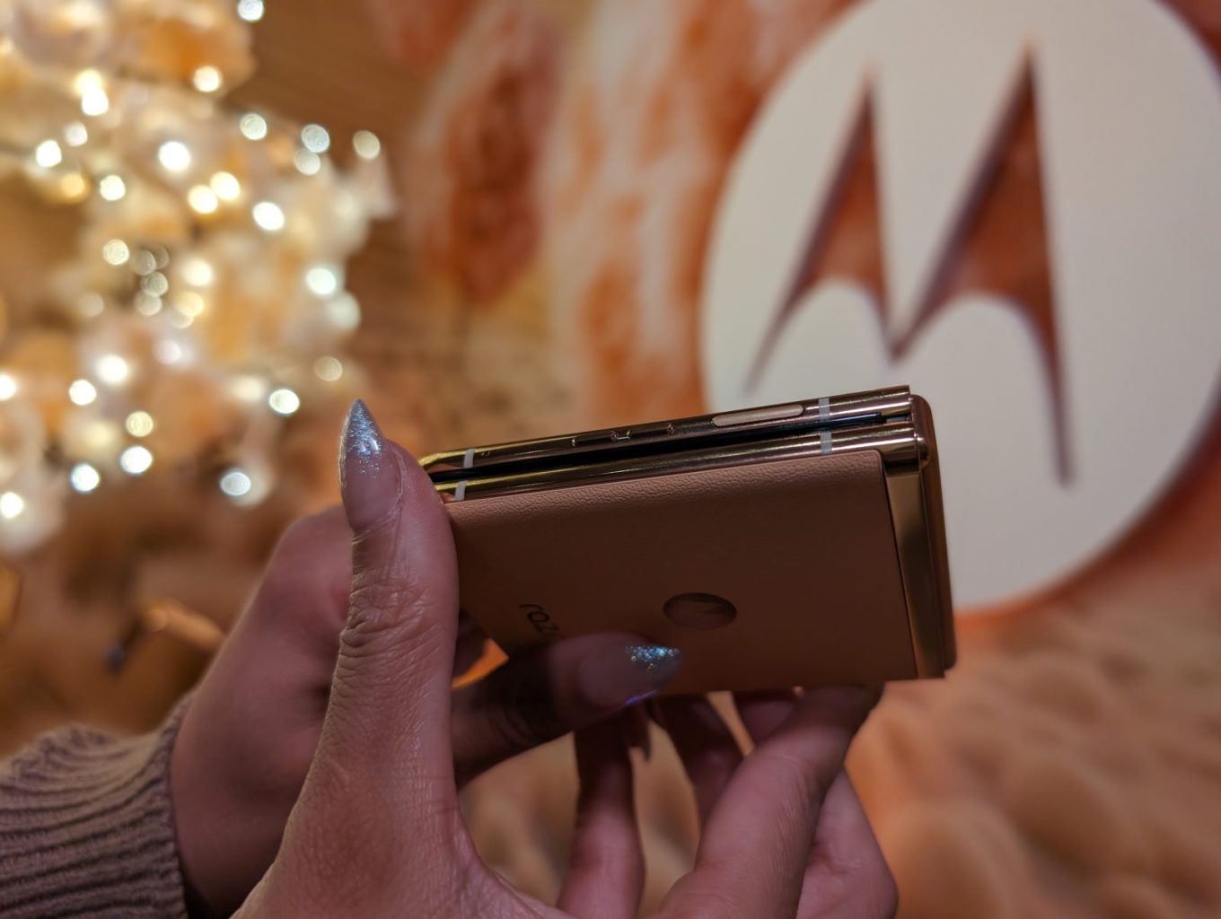 Motorola Razr+ Peach Fuzz Pantone – Analie Cruz – 18 – TechWeLike