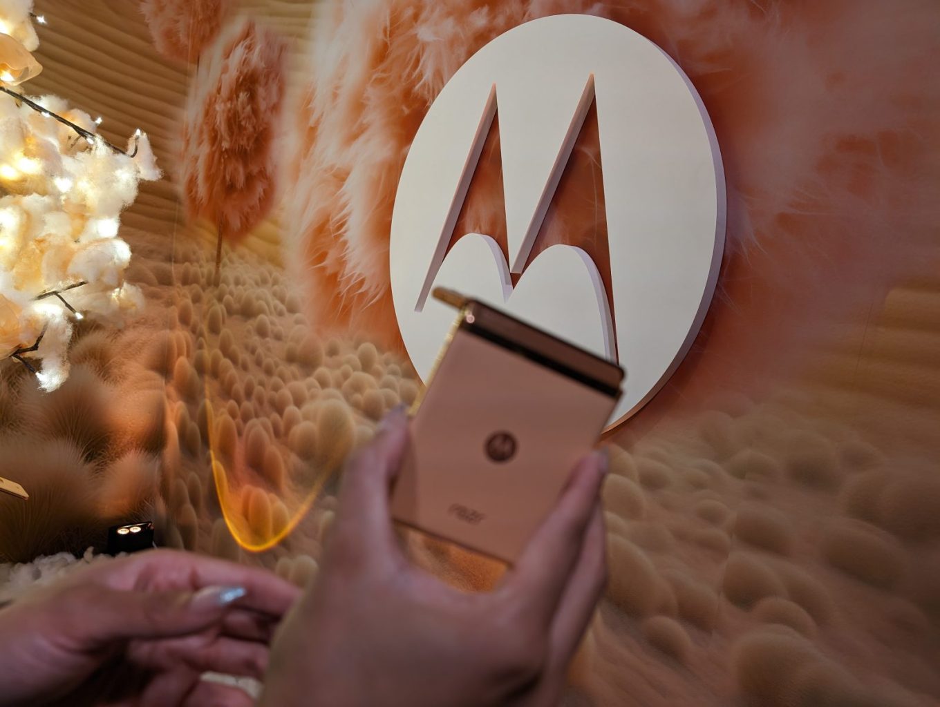 Motorola Razr+ Peach Fuzz Pantone – Analie Cruz – 20 – TechWeLike